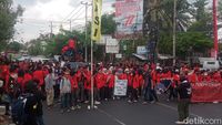 Mahasiswa Unhas Long March ke Flyover Makassar Demo Tolak Harga BBM Naik