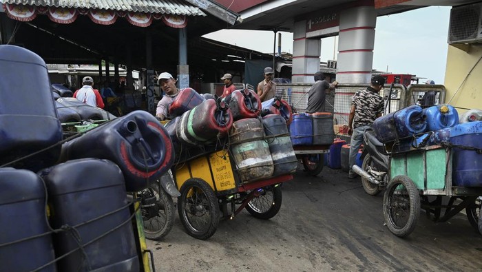 Pasca kenaikan BBM, Begini Suasana Nelayan Jakarta Antre Isi Solar