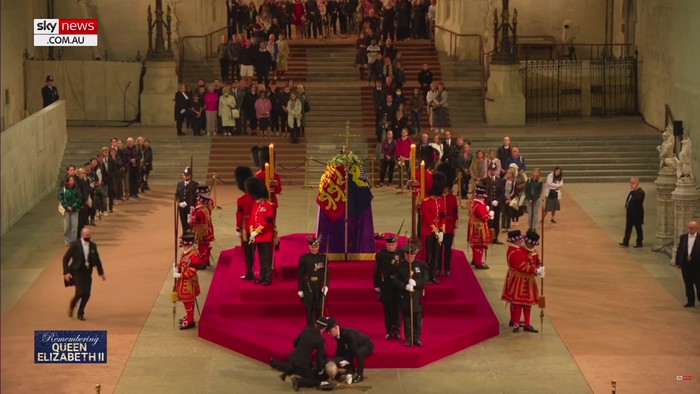 Momen Penjaga Kerajaan Pingsan di Depan Peti Mati Ratu Elizabeth II