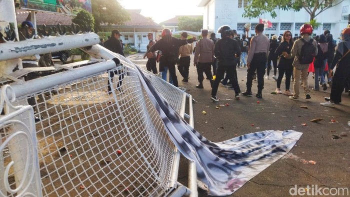 DPRD-Pemkab Banyuwangi Sayangkan Aksi Anarkis Mahasiswa Saat Demo soal BBM DPRD-Pemkab Banyuwangi Sayangkan Aksi Anarkis Mahasiswa Saat Demo soal BBM