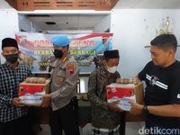 Polda Jateng Bagikan 200 Paket Sembako di Kendal dan Semarang