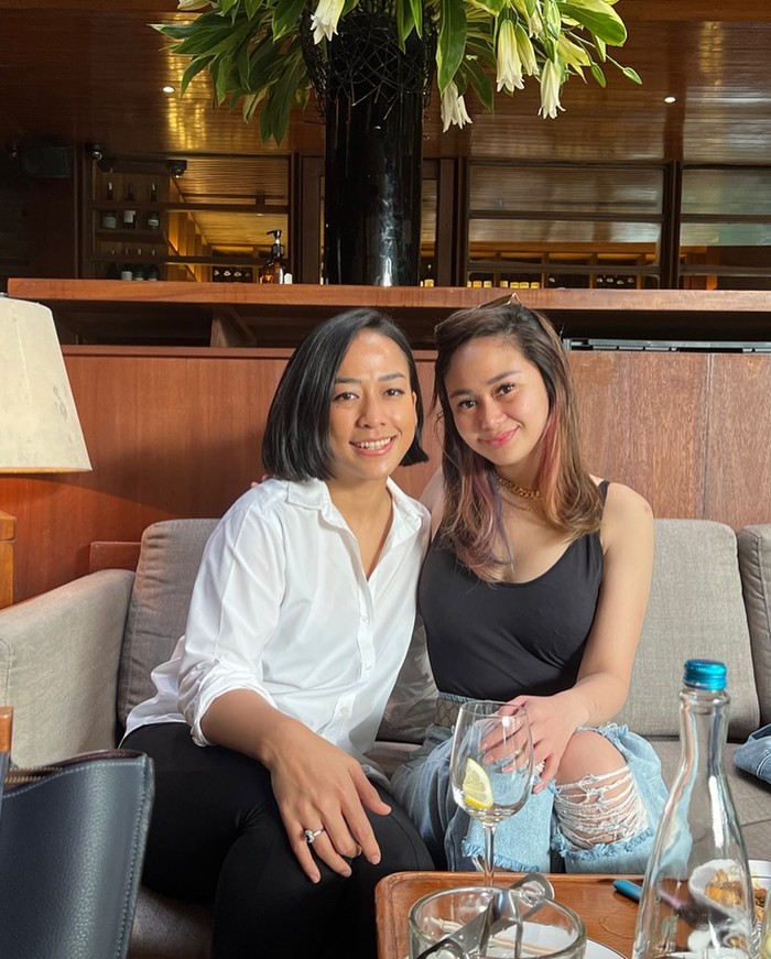 Gaya Denise Chariesta Saat Makan Mewah hingga Jajan Kaki Lima