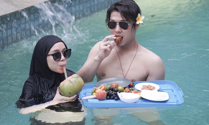 Potret Rizky Billar yang Makin Ganteng Saat Makan Bareng Keluarga