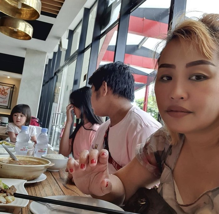 Keseruan Pinkan Mambo Kulineran Bareng Keluarga hingga Masak Enak