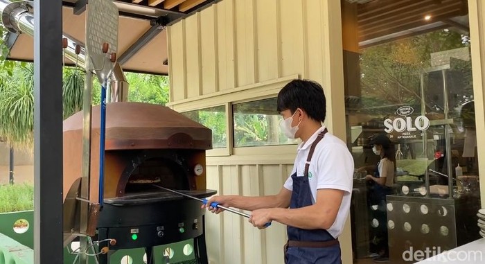 Ada Pizza Italia Autentik di Taman Dekat Stasiun MRT Cipete Raya