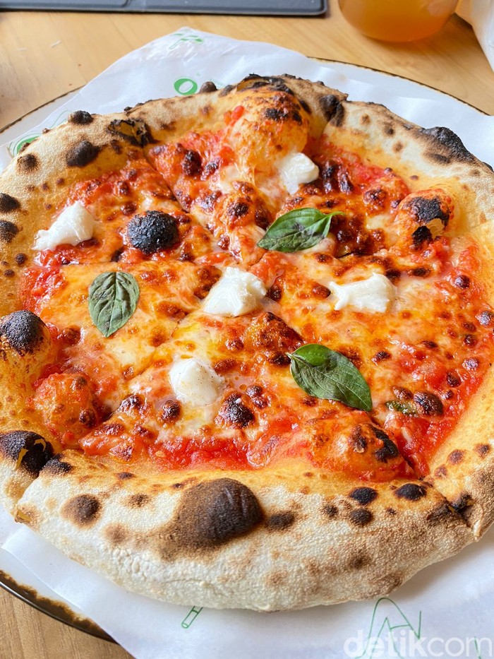 Ada Pizza Italia Autentik di Taman Dekat Stasiun MRT Cipete Raya