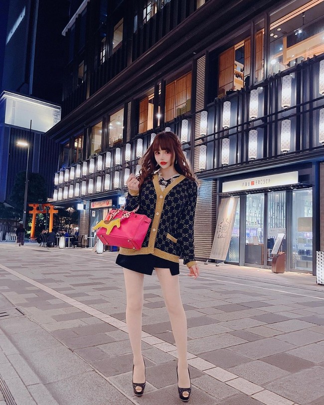 Foto Wanita Terobsesi Jadi Boneka Perancis, Operasi Payudara Sampai Ukuran M