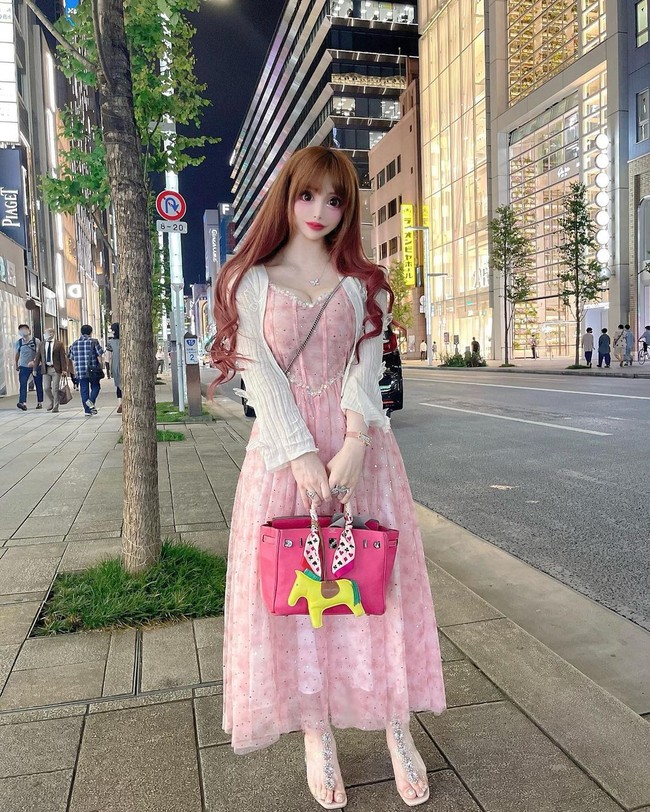 Foto Wanita Terobsesi Jadi Boneka Perancis, Operasi Payudara Sampai Ukuran M