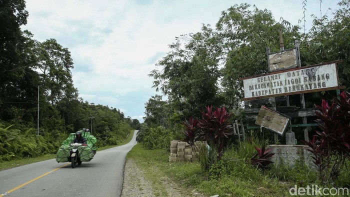 Wuzz! Mulusnya Jalan Penghubung RI-Malaysia di Jagoi Babang