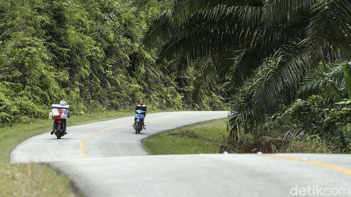 Wuzz! Mulusnya Jalan Penghubung RI-Malaysia di Jagoi Babang