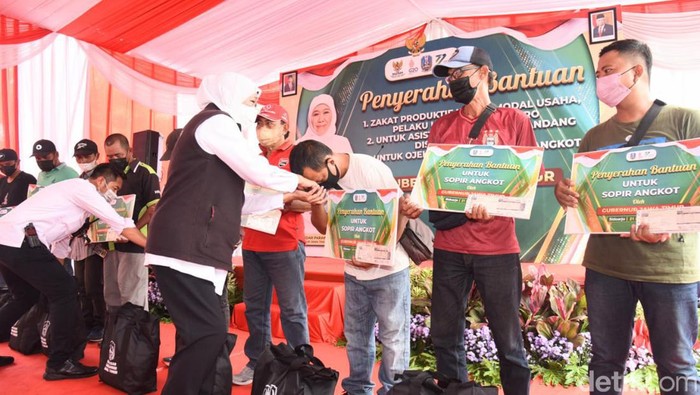 Gubernur Khofifah Salurkan Bantuan Dampak Inflasi Dan Bbm Ke Warga Sidoarjo