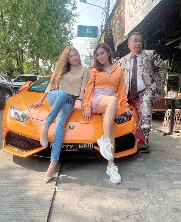 10 Potret Mesra Hotman Paris Saat Ngopi Bareng Aspri Cantik