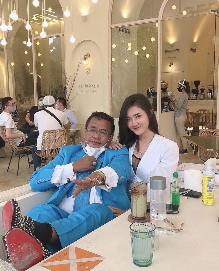 10 Potret Mesra Hotman Paris Saat Ngopi Bareng Aspri Cantik