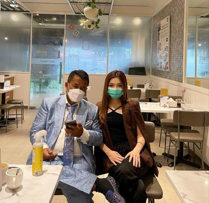 10 Potret Mesra Hotman Paris Saat Ngopi Bareng Aspri Cantik