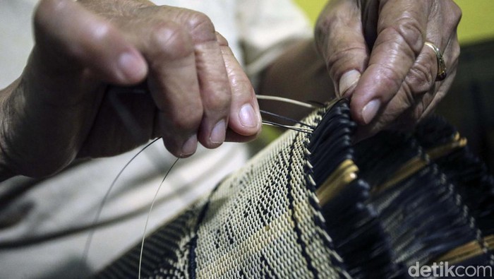 Melihat Proses Pembuatan Tas Rotan Juwa Khas Jagoi Babang