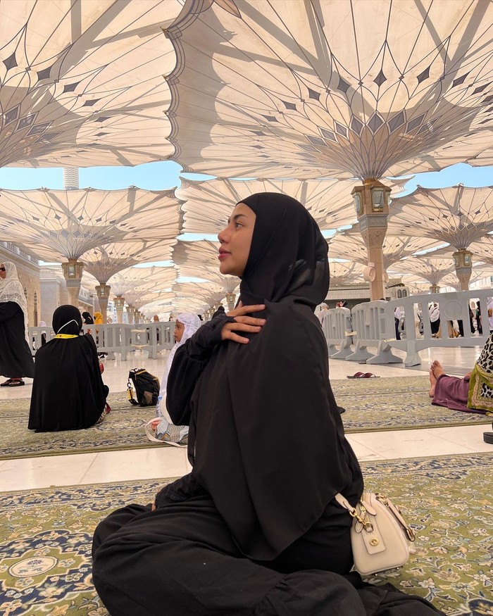 Bunga Aurellie Rayakan Ultah ke-23 dengan Umrah