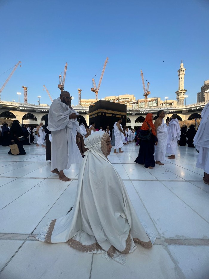Bunga Aurellie Rayakan Ultah ke-23 dengan Umrah
