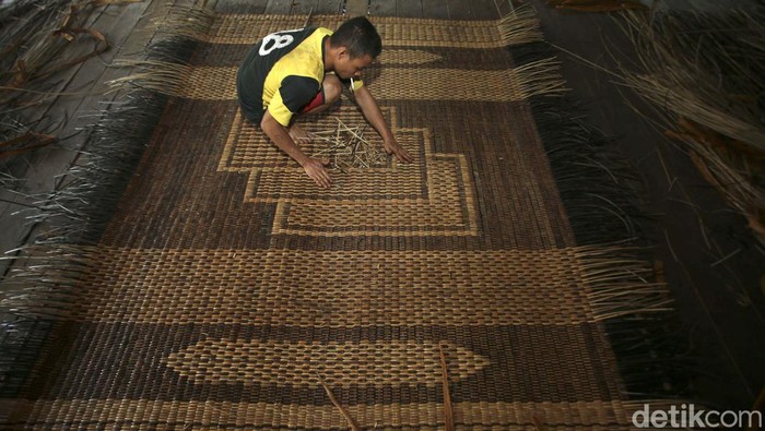 Mengenal Bidai Tikar Rotan Penghasil Cuan Warga Jagoi Babang