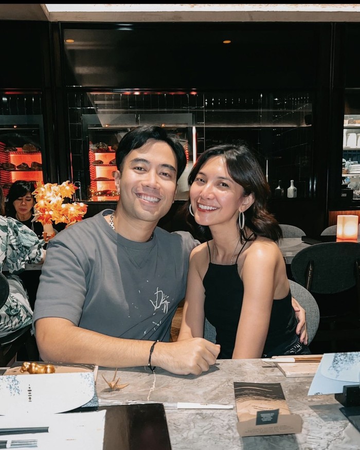 Vidi Aldiano dan Sheila Dara Kompak Makan di Resto hingga Bikin Kue