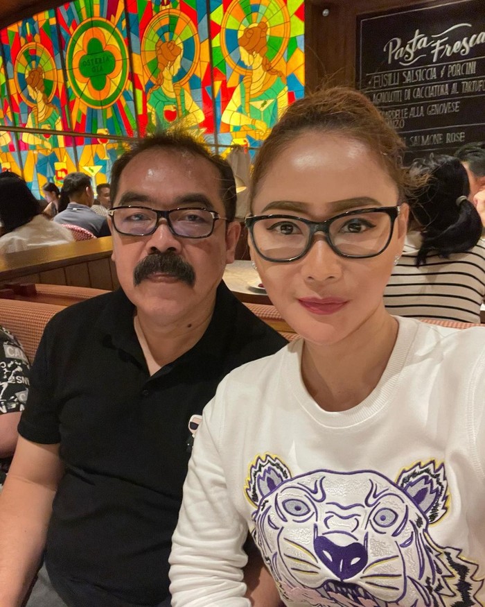 10 Potret Harmonis Inul Daratista dan Adam Suseno Saat Makan Bareng