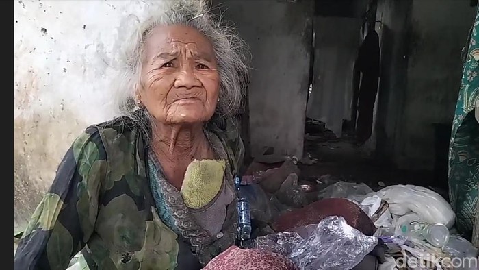 Nenek Asal Ponorogo Hidup di Rumah Penuh Sampah Tak Mau Dipindah ke Dinsos Nenek Asal Ponorogo Hidup di Rumah Penuh Sampah Tak Mau Dipindah ke Dinsos