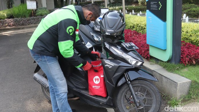 Perjuangan Ojol Hartono, Mendobrak Keterbatasan di Jalanan Bandung