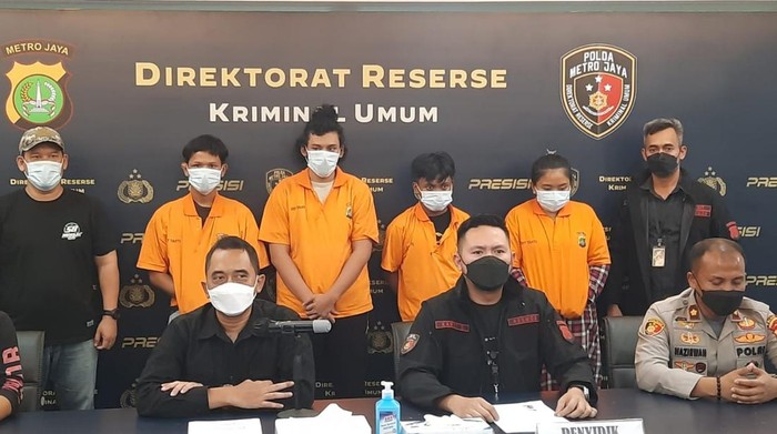 Sadisnya Pembacokan Mantan Pacar di Jaksel, Kepala Korban Nyaris Terbelah Sadisnya Pembacokan Mantan Pacar di Jaksel, Kepala Korban Nyaris Terbelah