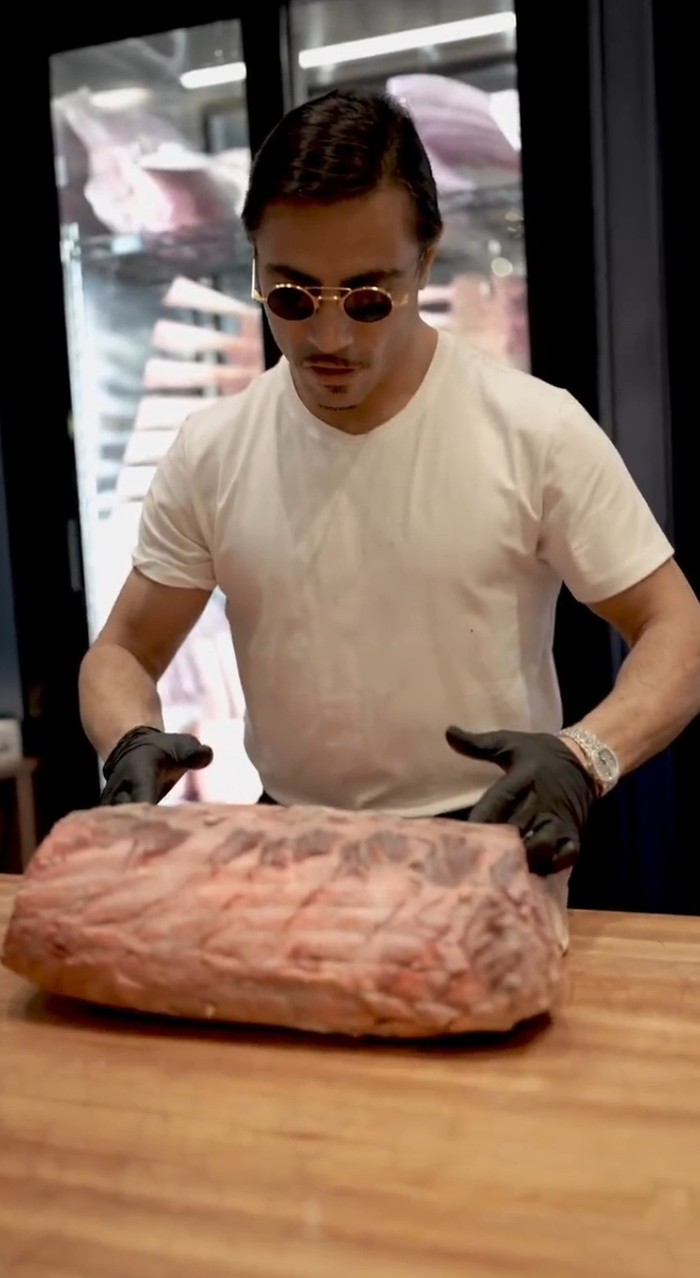 10 Aksi Salt Bae di Dapur Restorannya Saat Mengolah Tomahawk Jumbo
