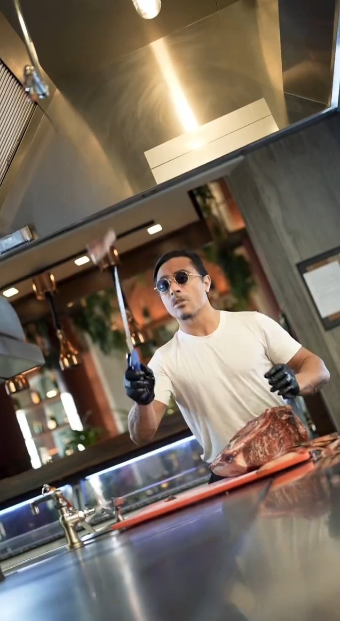 10 Aksi Salt Bae di Dapur Restorannya Saat Mengolah Tomahawk Jumbo