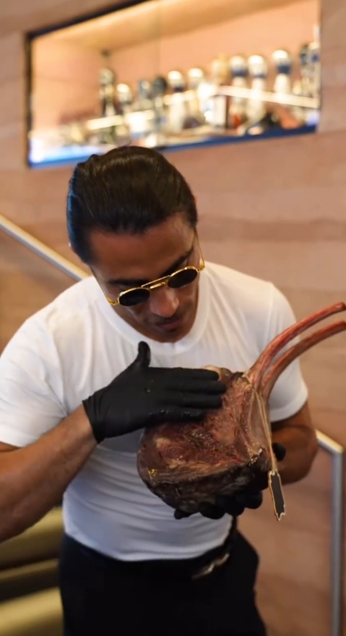 10 Aksi Salt Bae di Dapur Restorannya Saat Mengolah Tomahawk Jumbo