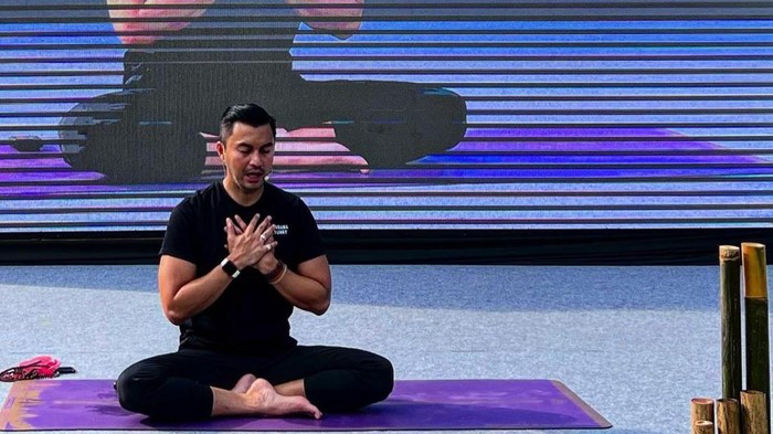 Anjasmara Jadi Instruktur Yoga, Begini Sederet Potret Aksinya