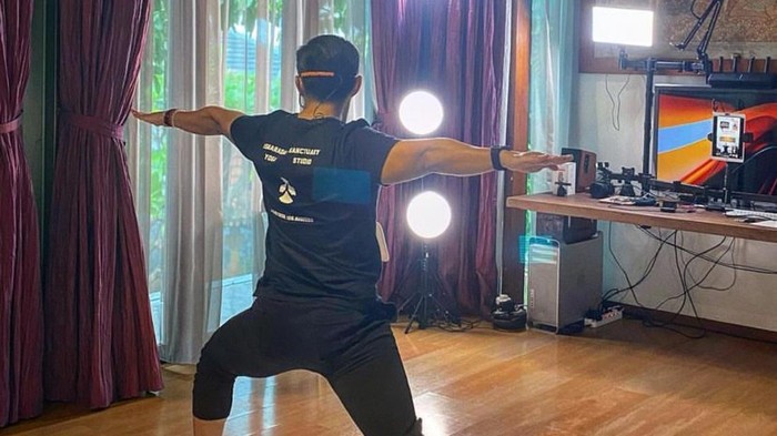 Anjasmara Jadi Instruktur Yoga, Begini Sederet Potret Aksinya