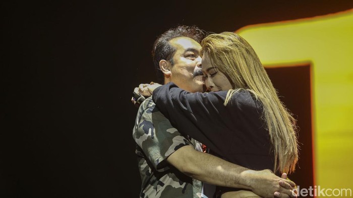 Adam Suseno Nih! Setia Nemenin Inul Ngebor di Pestapora