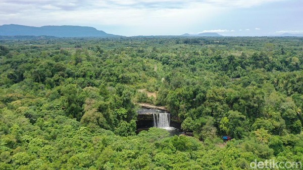 Pesona Air Terjun Riam Berawan di Kalbar, Alamnya Asri Banget