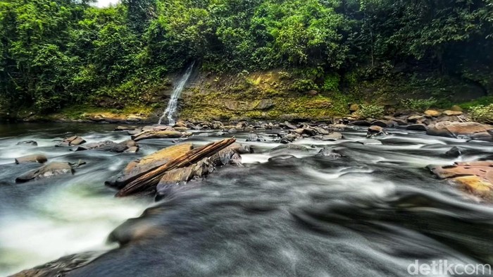 Pesona Air Terjun Riam Berawan di Kalbar, Alamnya Asri Banget