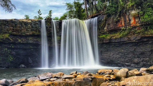 Pesona Air Terjun Riam Berawan di Kalbar, Alamnya Asri Banget