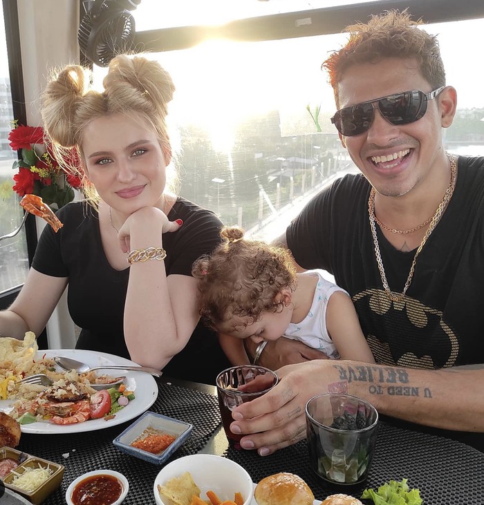 Robby Shine dan Nastasya Kompak Kulineran Bareng, 10 Foto Ini Buktinya