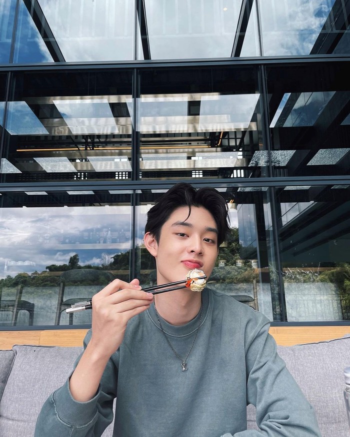 Pose Gemas Gabriel Prince saat Nikmati Kue Red Velvet