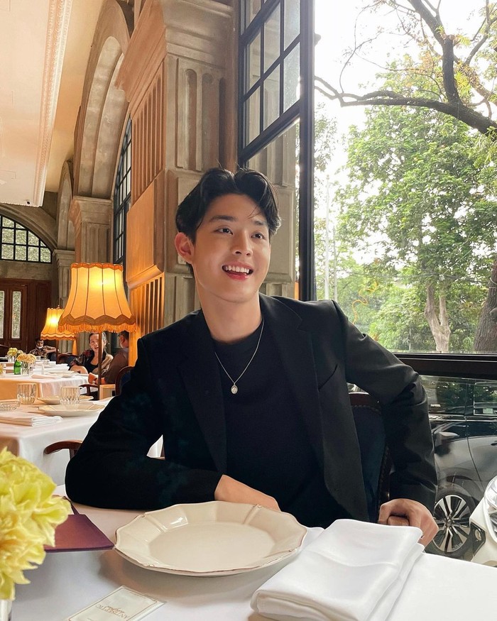 Pose Gemas Gabriel Prince saat Nikmati Kue Red Velvet