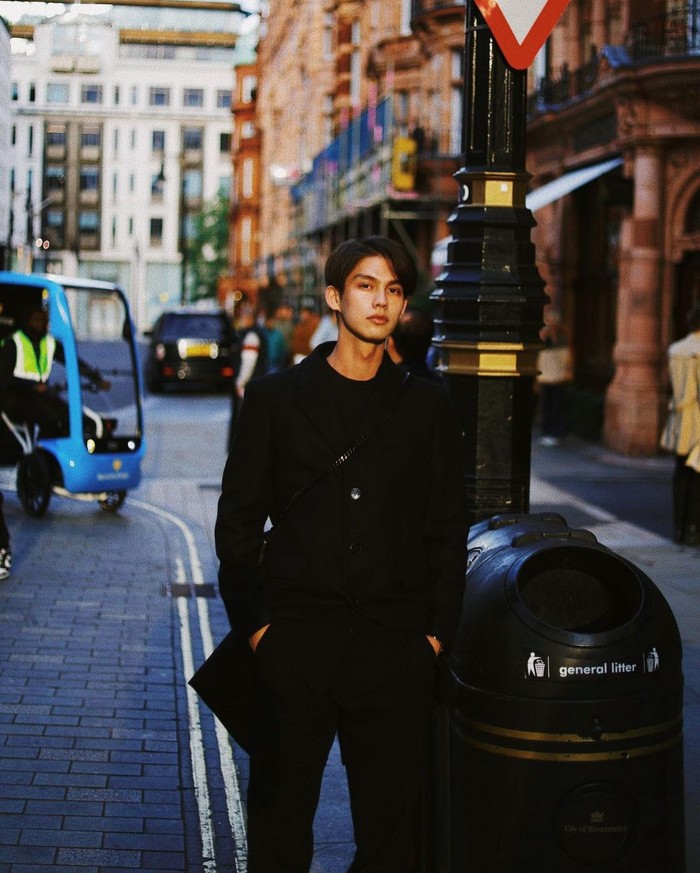 Tampannya Bright Vachirawit Bergaya di Jalanan London