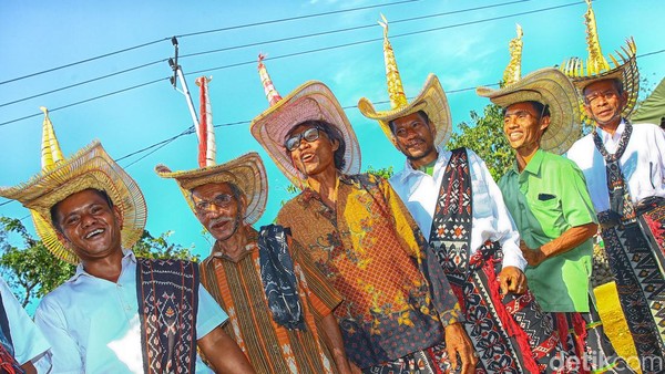 Menyelami Makna Persatuan di Balik Topi Ti'i Langga
