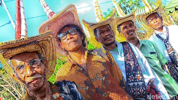Menyelami Makna Persatuan di Balik Topi Ti'i Langga