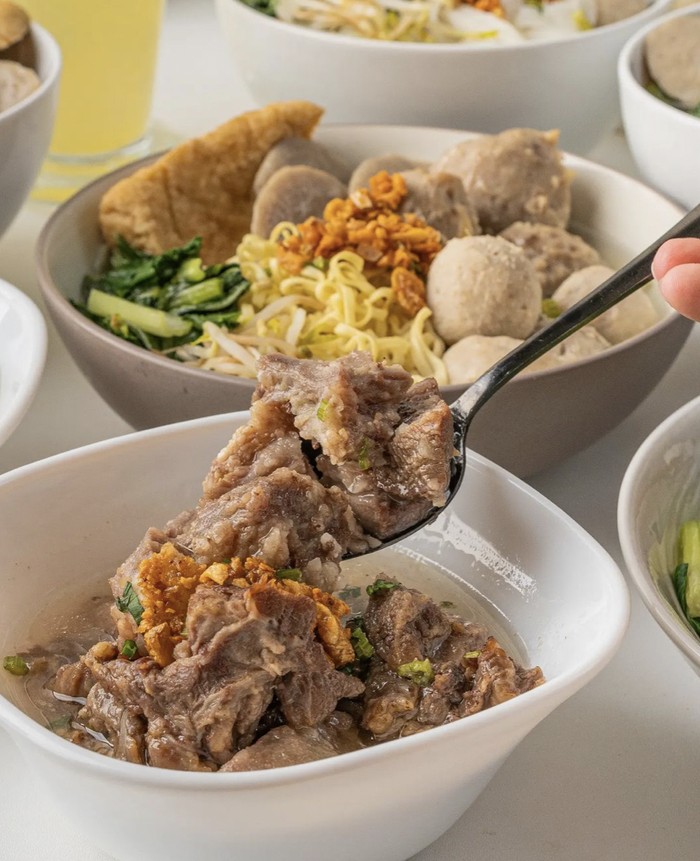Sluurp! 20 Bakso Topping Tetelan Berlimpah Ada di Tempat Ini