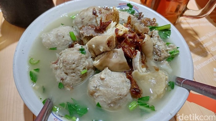 Sluurp! 20 Bakso Topping Tetelan Berlimpah Ada di Tempat Ini