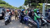 Harga Pertalite Naik, SPBU VIVO Bandung Ramai 'Diserbu' Ojol!