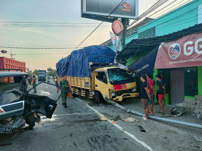 Kecelakaan Beruntun Melibatkan 3 Kendaraan di Madiun Tewaskan 2 Orang Kecelakaan Beruntun Melibatkan 3 Kendaraan di Madiun Tewaskan 2 Orang
