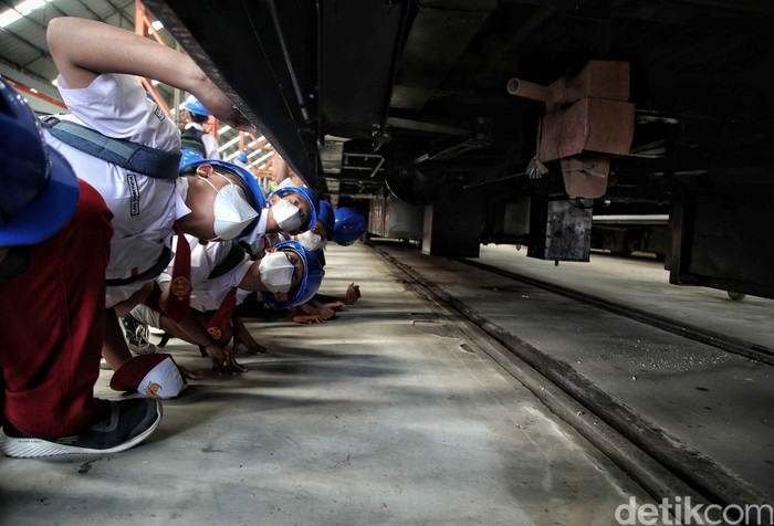 Melihat Lebih Dekat Bengkel Kereta Api di Balai Yasa Manggarai
