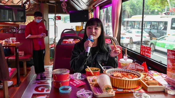 Nih Cobain Sensasi Makan Hotpot di dalam Bus Wisata Chengdu China Nih Cobain Sensasi Makan Hotpot di dalam Bus Wisata Chengdu China
