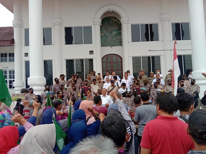 Jalan Diputus Perusahaan Sawit, Masyarakat Geruduk Kantor Bupati Asahan Jalan Diputus Perusahaan Sawit, Masyarakat Geruduk Kantor Bupati Asahan