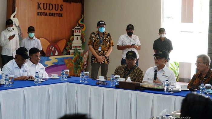 Momen Mendag Bertemu Petani Tembakau dan Tinjau Pabrik Rokok di Kudus